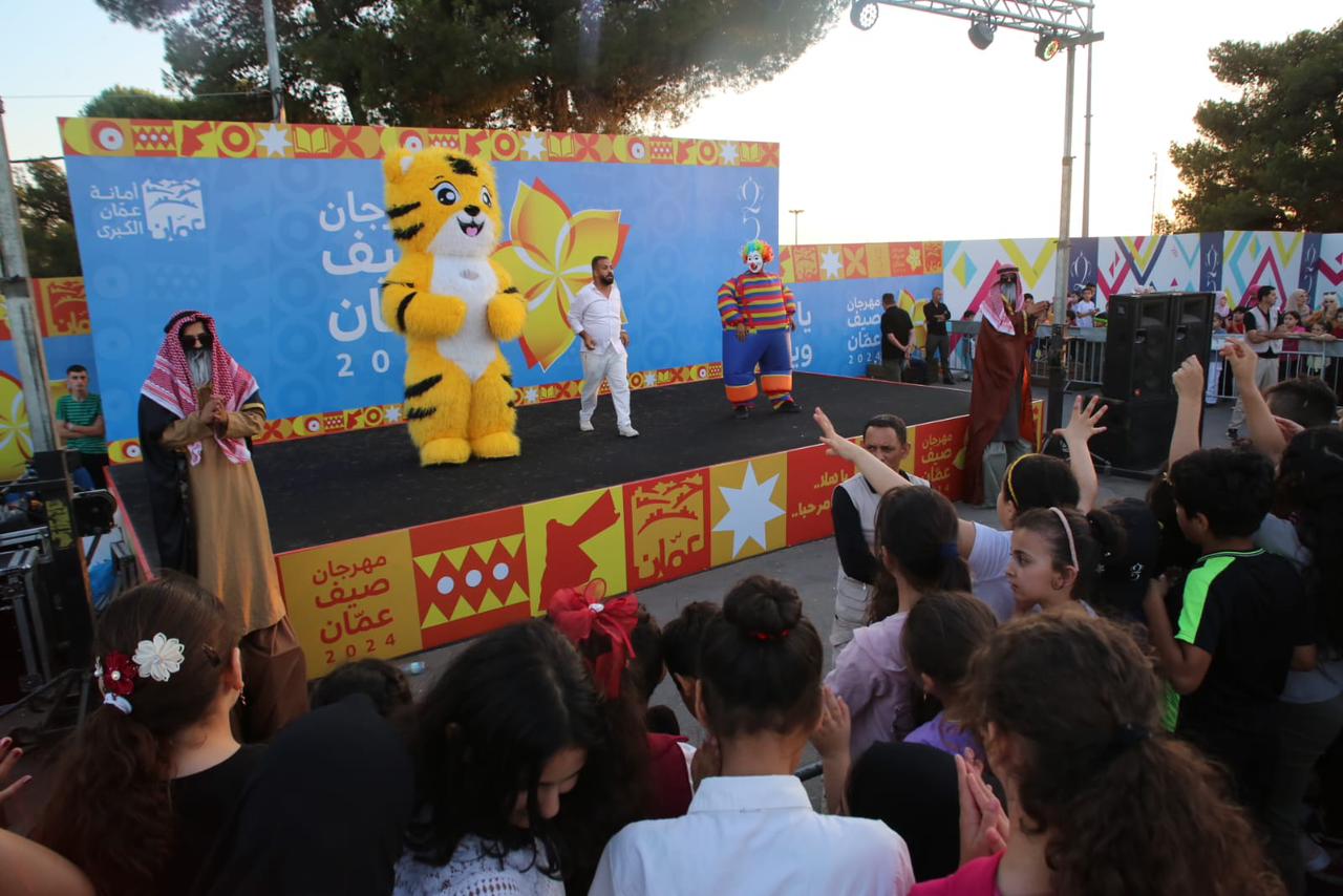 GAM Distributes 500 books daily for free throughout the days of Amman ...